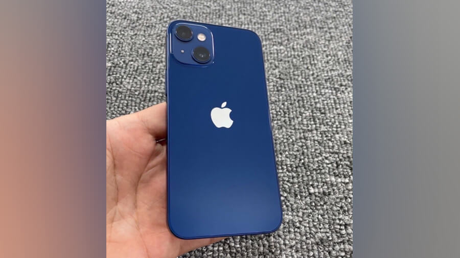 iPhone 13 màu Xanh Navy bất ngờ lộ diện ngoài đời thực với cụm camera ...
